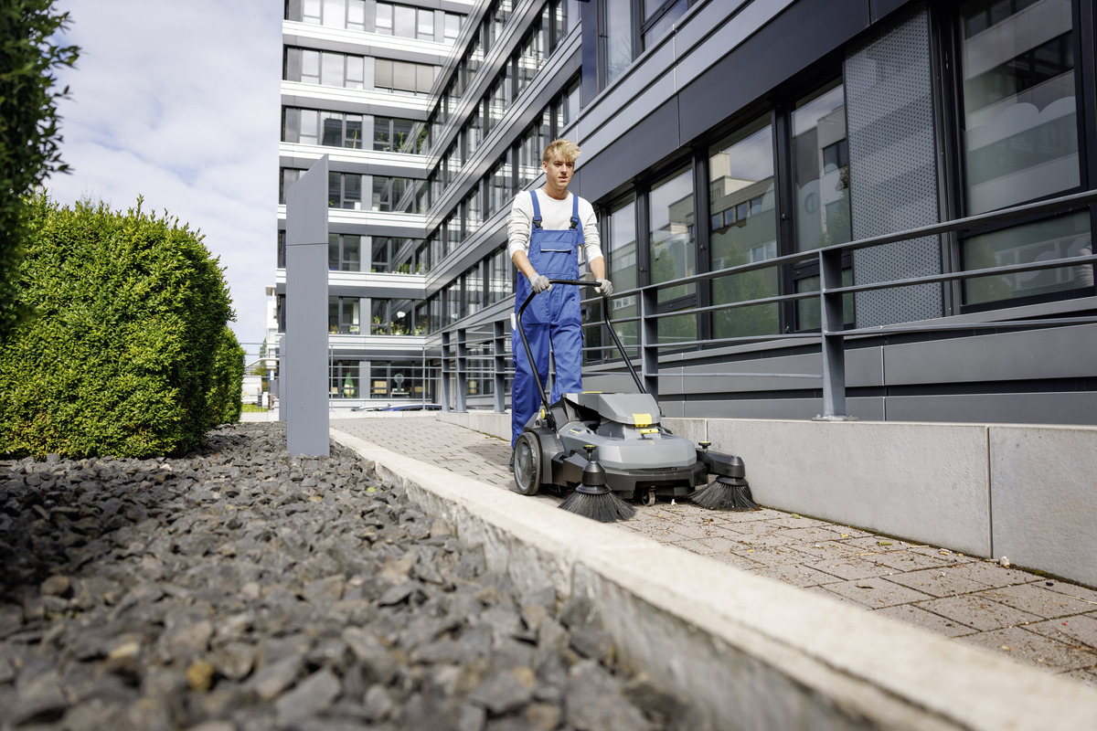Professional Floor Sweepers - Cleanequip
